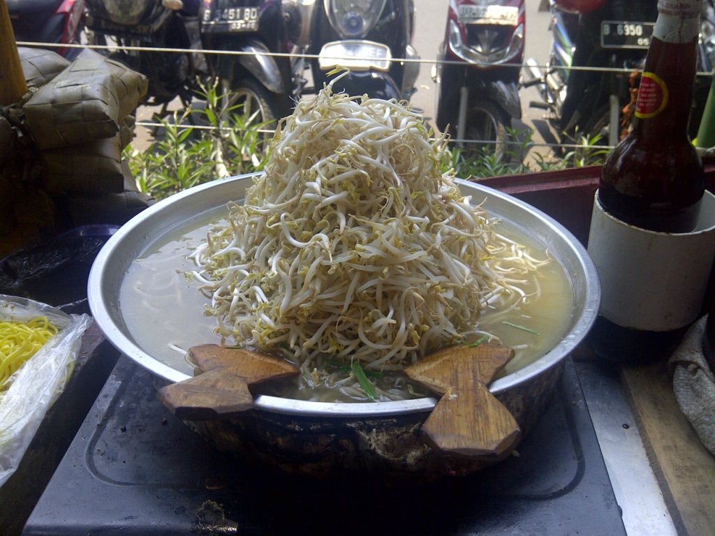 Toge Goreng - Toge Rebus Dengan Mie Dan Kuah Oncom